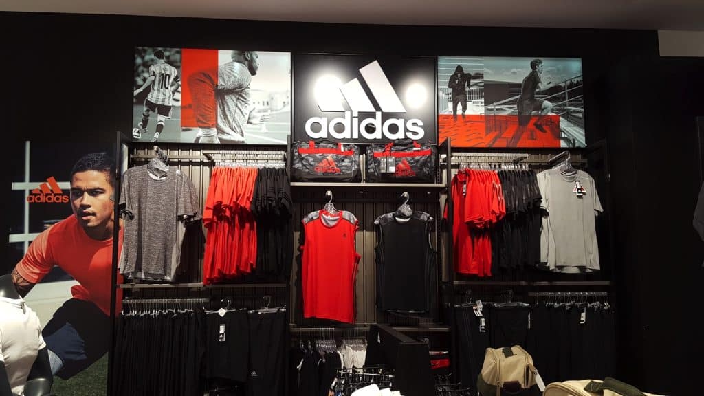 The dressing of the Sports Experts & Atmosphere stores - M&M Graphic